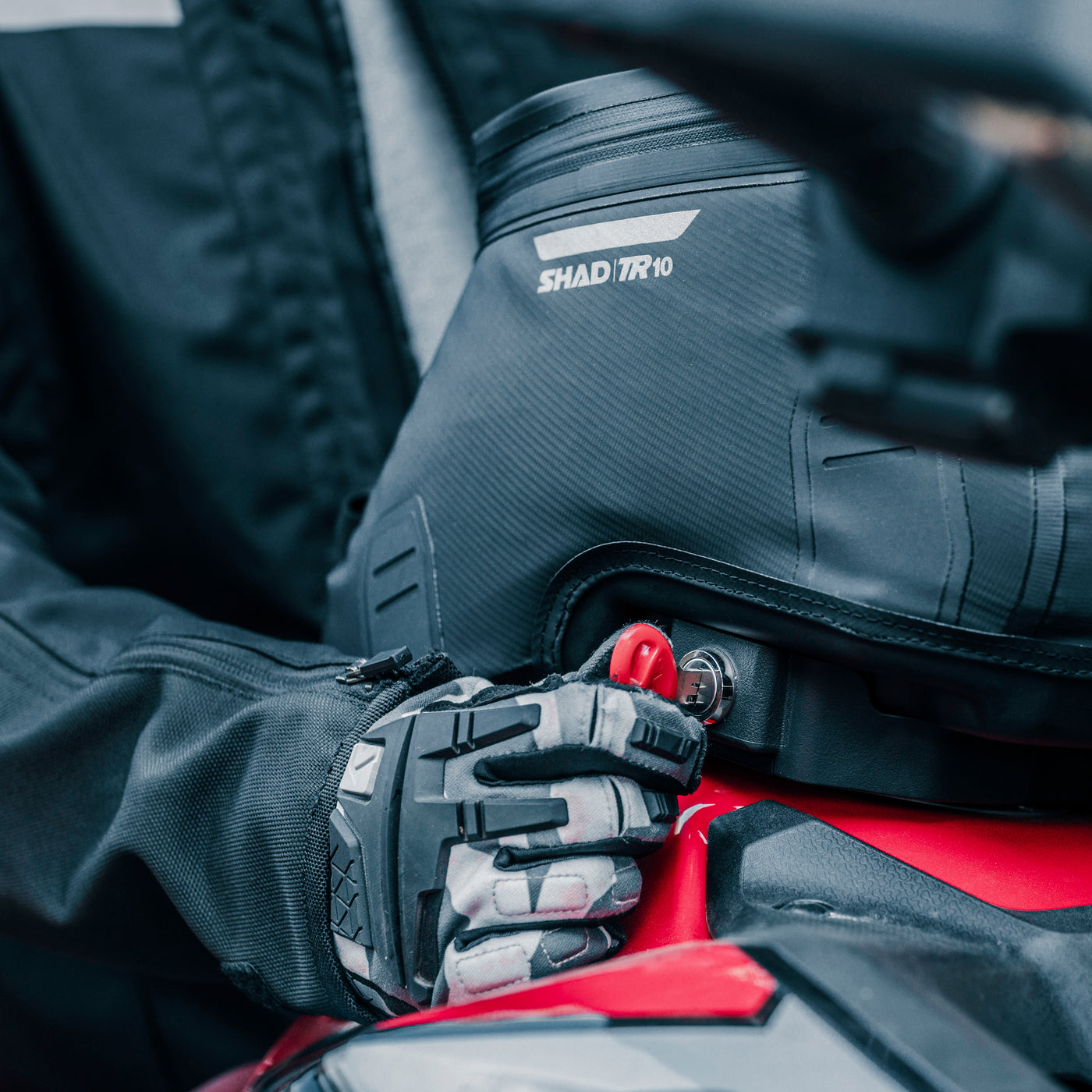 TR10 Waterproof Tank Bag | Secure & Quick Click System | SHAD USA